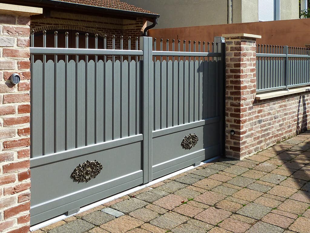 CETAL | Fabricant français - Portail plein en aluminium avec barreaux ...