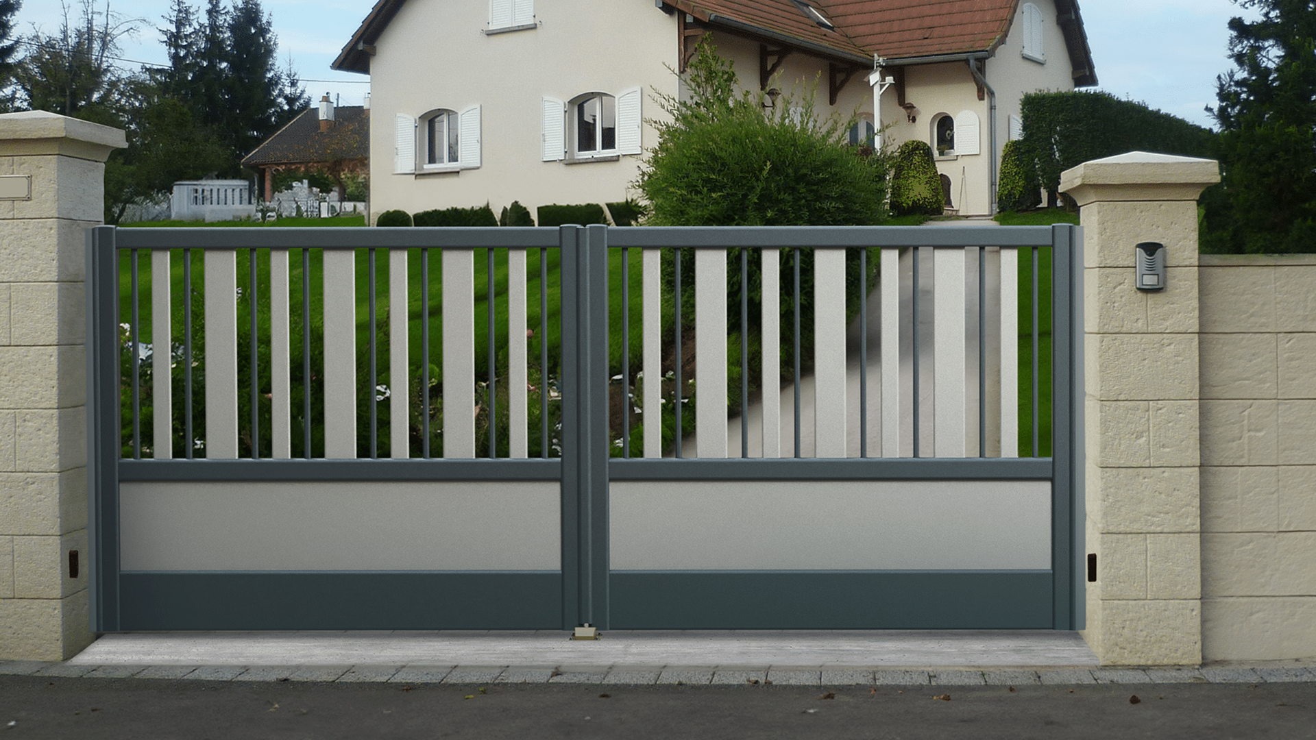 Portail ajouré en aluminium avec alternance de planches verticales de ...